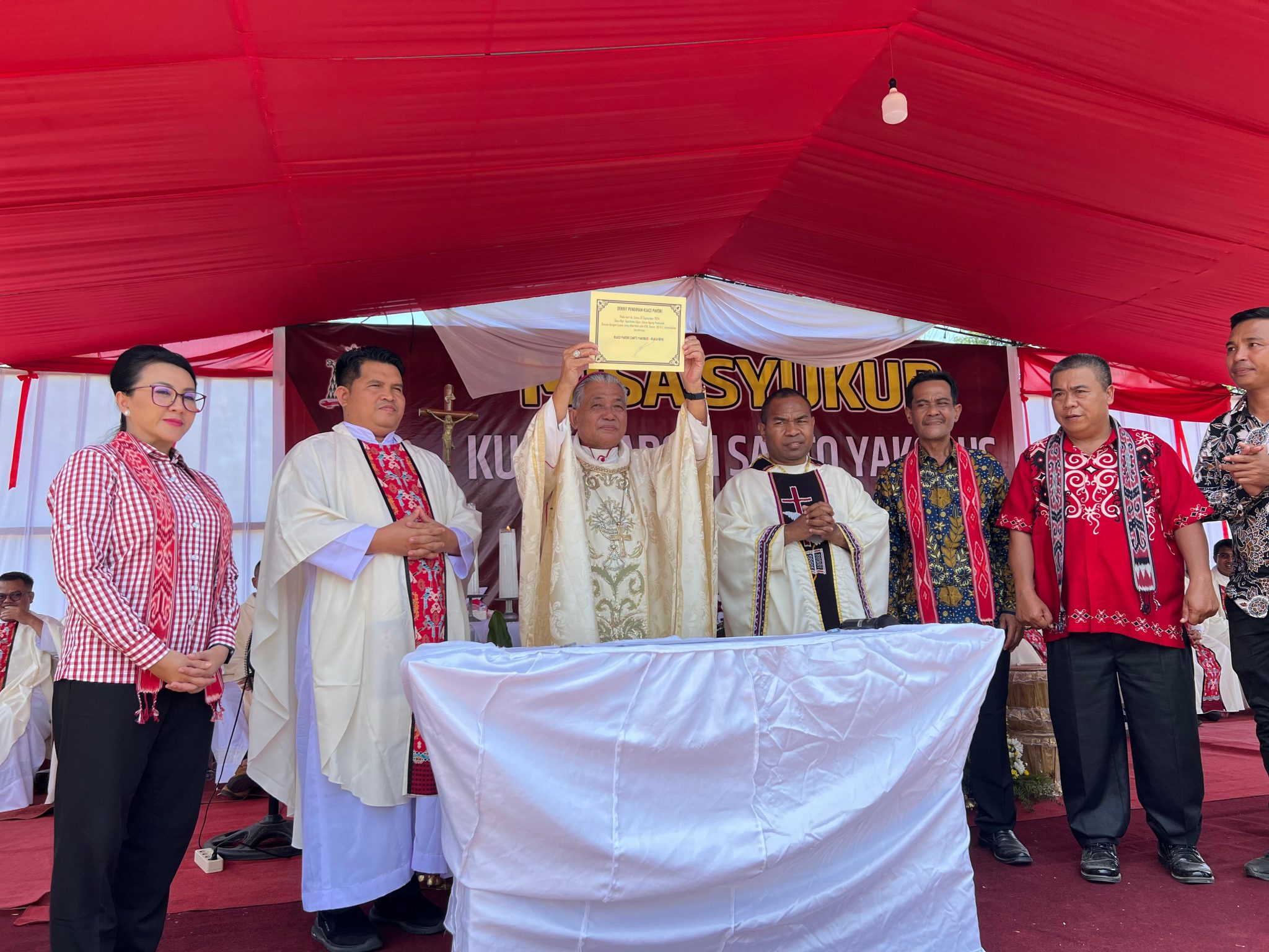 Uskup Agung Pontianak Resmikan Paroki Santo Yakobus Kuala Behe - Pen ...