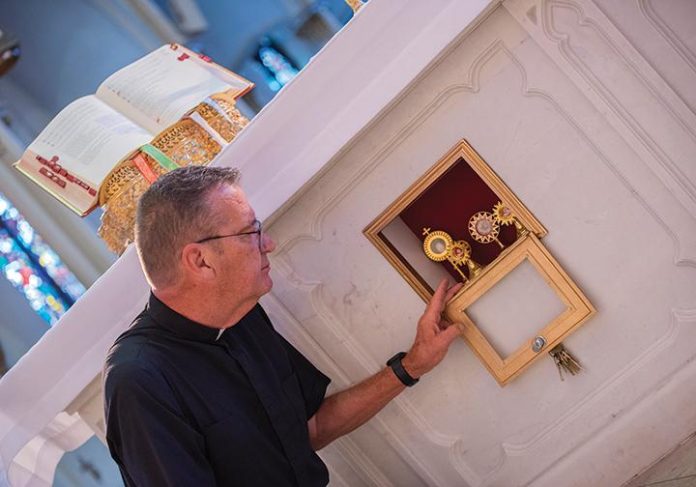 Mengapa Relikui Orang Kudus Ditempatkan Pada Altar Gereja? - Pen@ Katolik